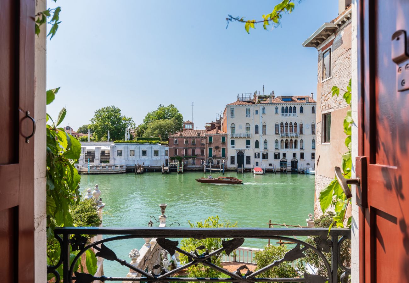 Casetta Rossa, Grand Canal Villa in Venice, Italy